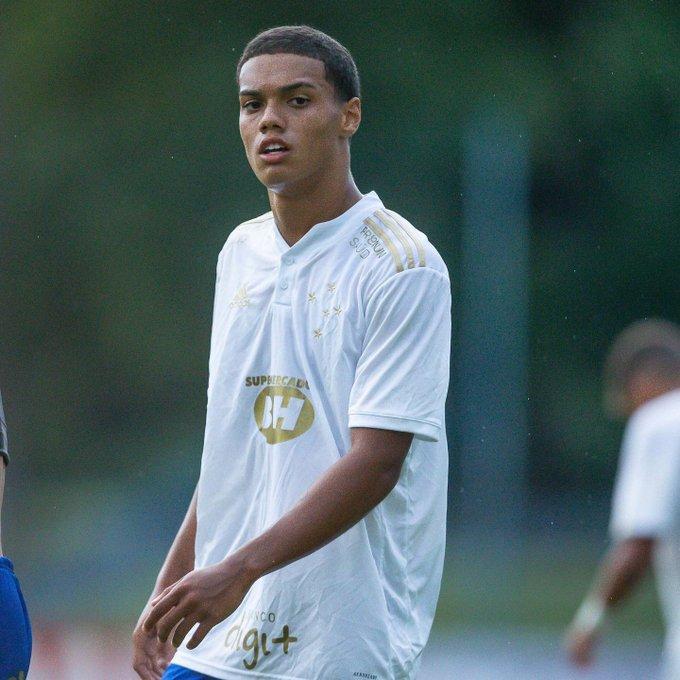 Officiel : Le fils de Ronaldinho signe au Barça - Sunusport.com - Site ...